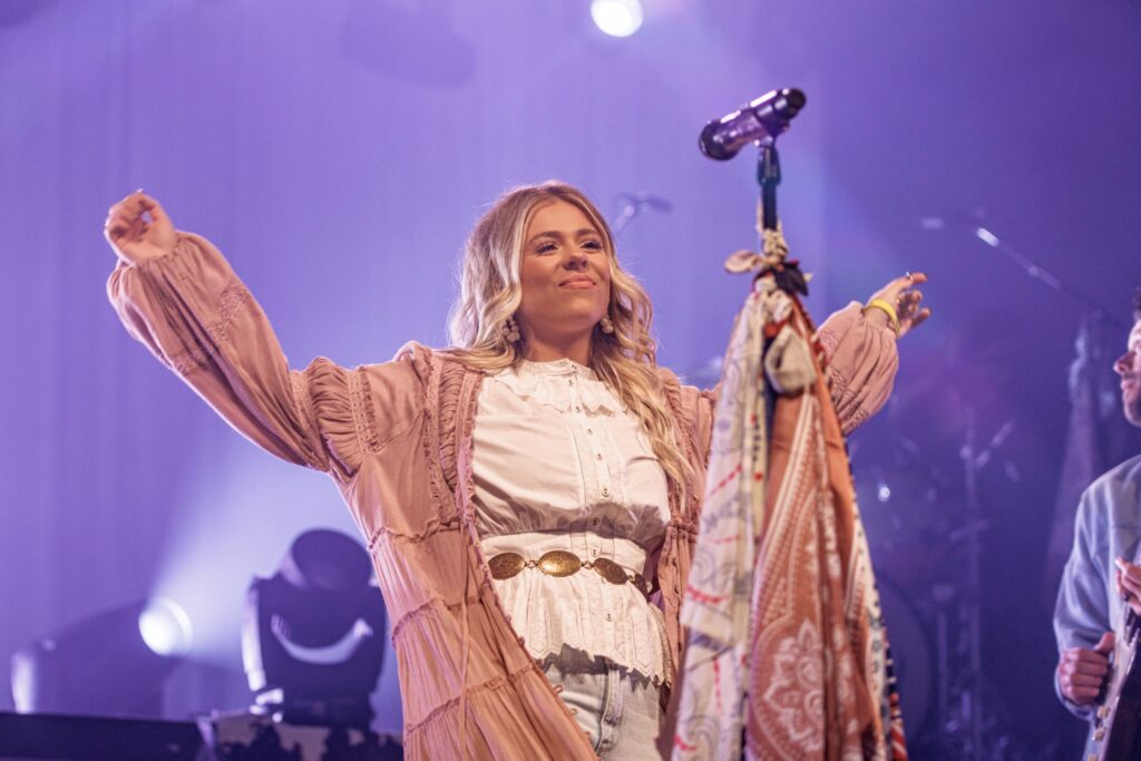 Anne Wilson’s First Headlining Tour Makes Waves in Virginia Beach, VA ...